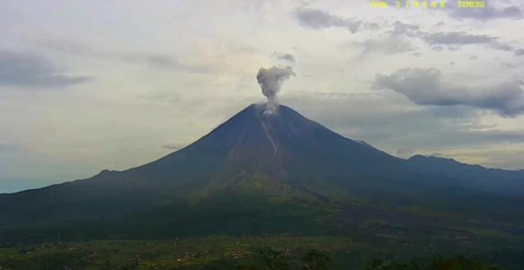 Gunung Semeru Kembali Erupsi, Kolom Abu Setinggi 700 Meter