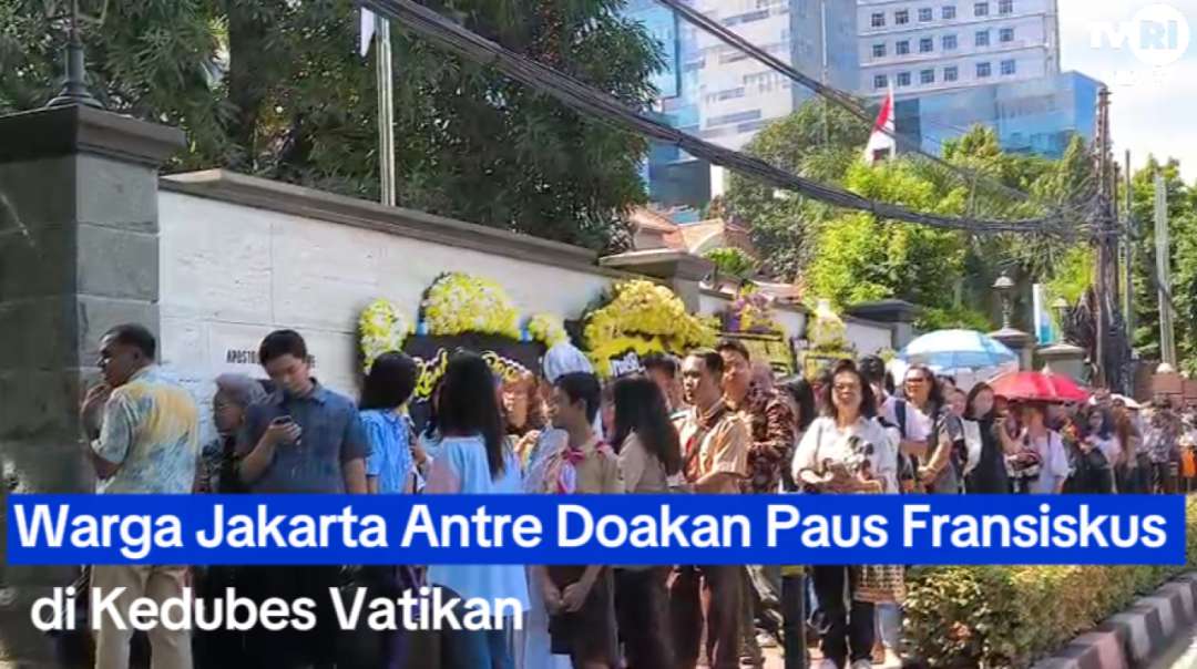 Warga Jakarta Antre Doakan Paus Fransiskus di Kedubes Vatikan