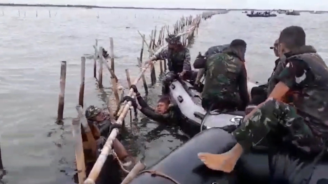 TNI AL Bongkar Pagar Laut di Perairan Pantai Utara Tangerang, Banten