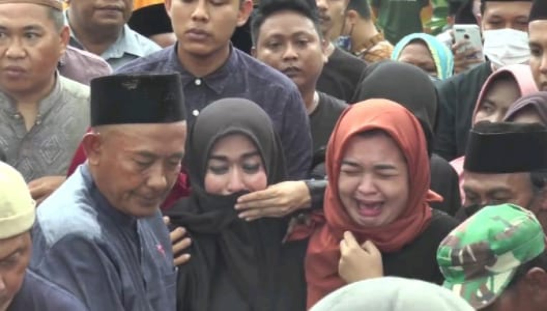 Pemakaman Imam S Arifin Musisi Senior Diwarnai Isak Tangis Keluarga, Anak dan Mantan Istri