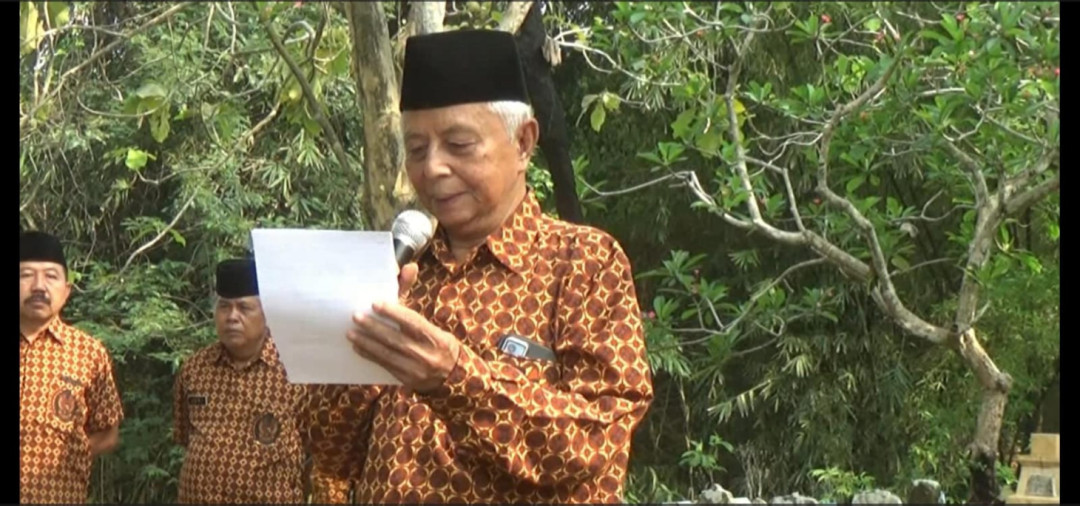 Penancapan Bambu Runcing Berbendera Merah Putih di Makam Pejuang Pacitan