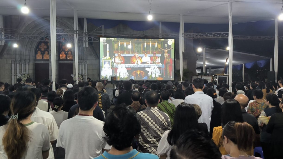 Suasana Khidmat Iringi Misa Requiem Paus Fransiskus di Katedral Jakarta