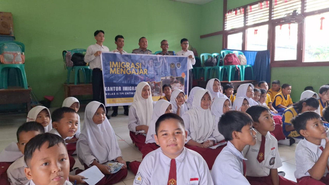 Peduli Pendidikan di Perbatasan, Kanim Kelas II TPI Entikong Gelar ...