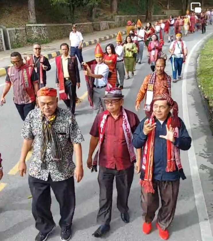 Hari Ulos Nasional, 1000 Meter Ulos Batak Kelilingi Kawasan Danau Toba ...