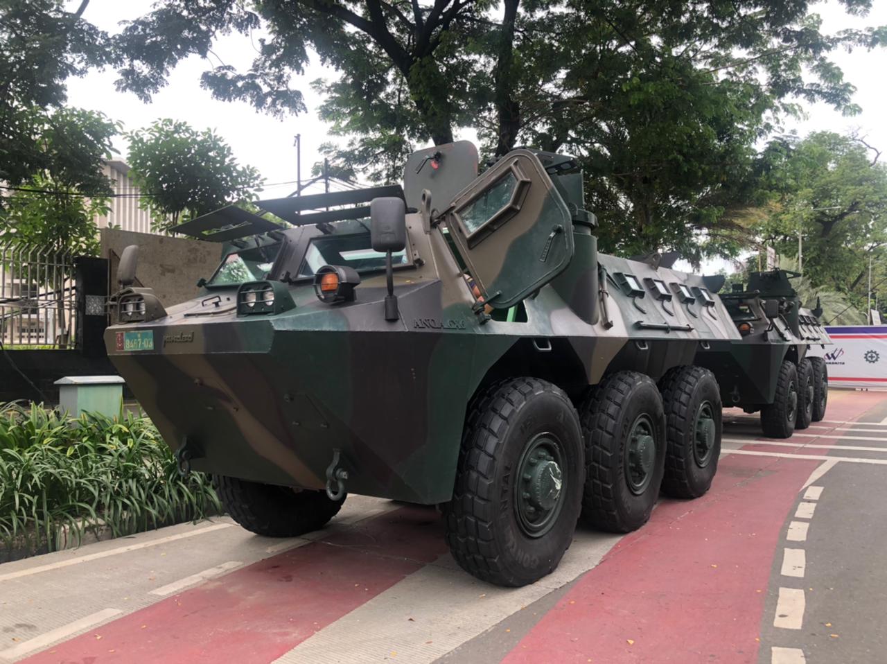 Panser Anoa Buatan PT Pindad Amankan Hari Raya Paskah di Gereja ...