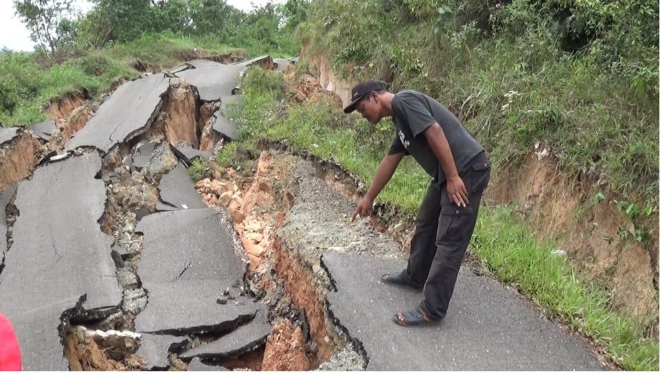 Jalan Menuju Wisata Religi Makam Datu Nuraya Longsor